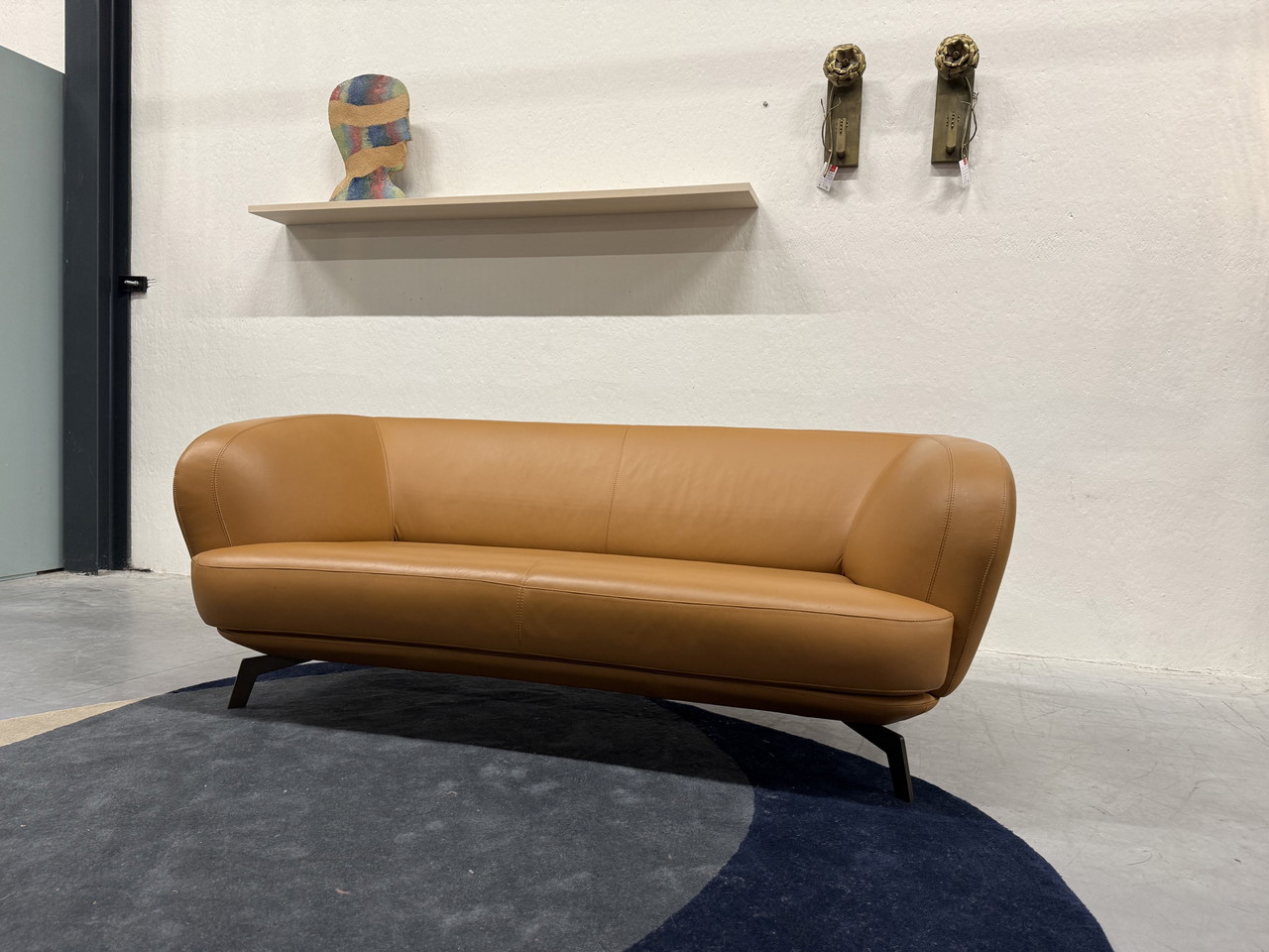 Sofá Leolux Flint de 2,5 plazas en piel color brandy | €2,499 | Whoppah