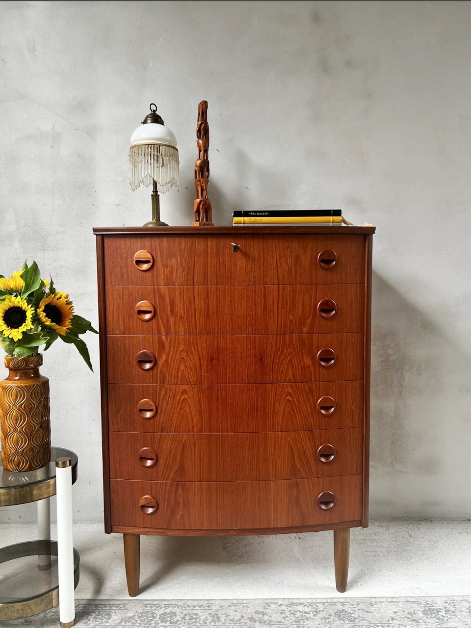 Commode en teck design danois Façade ronde Bois massif | €895 | Whoppah