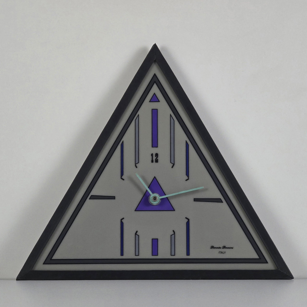 Horloge murale vintage 1980S Memphis Design Triangle par Diamantini ...