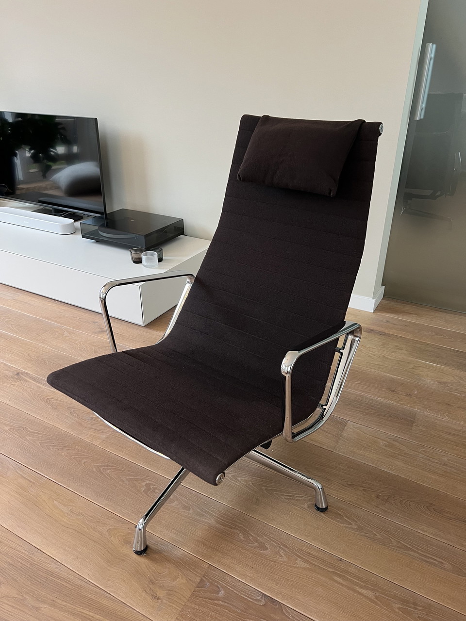 Vitra Armchair Ea 124 | €1,475 | Whoppah