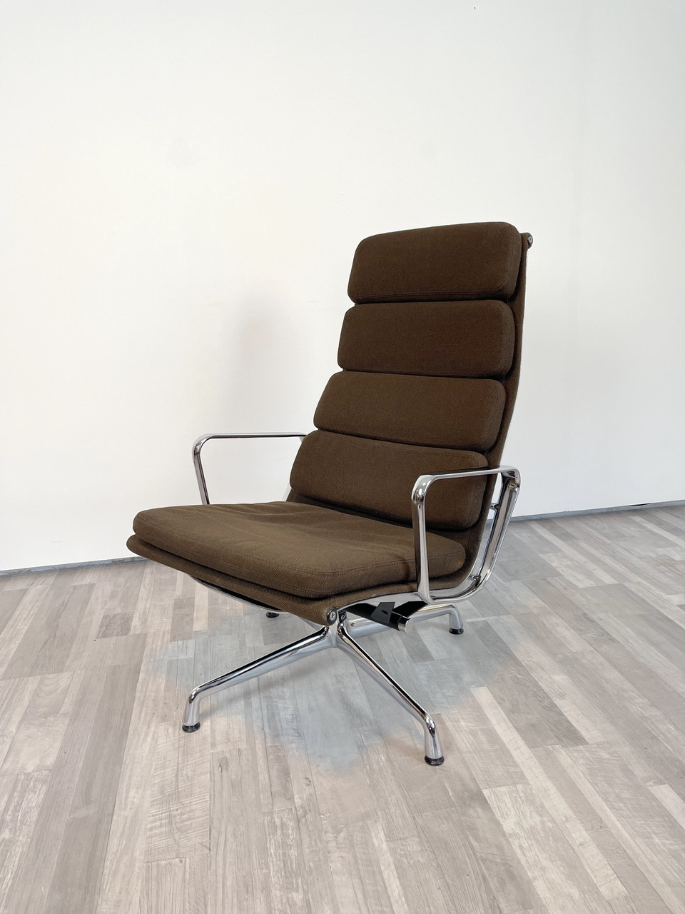 Vitra Charles Eames Soft Pad Chair Ea222 Hopsak | €1,500 | Whoppah