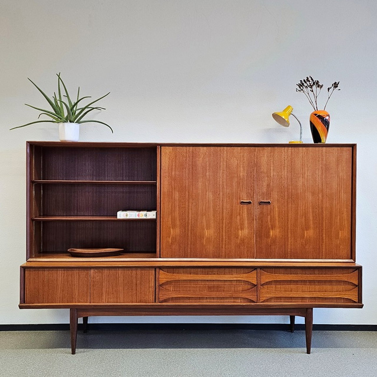 Vintage teak Paola highboard of buffetkast V-Form | €1,599 | Whoppah