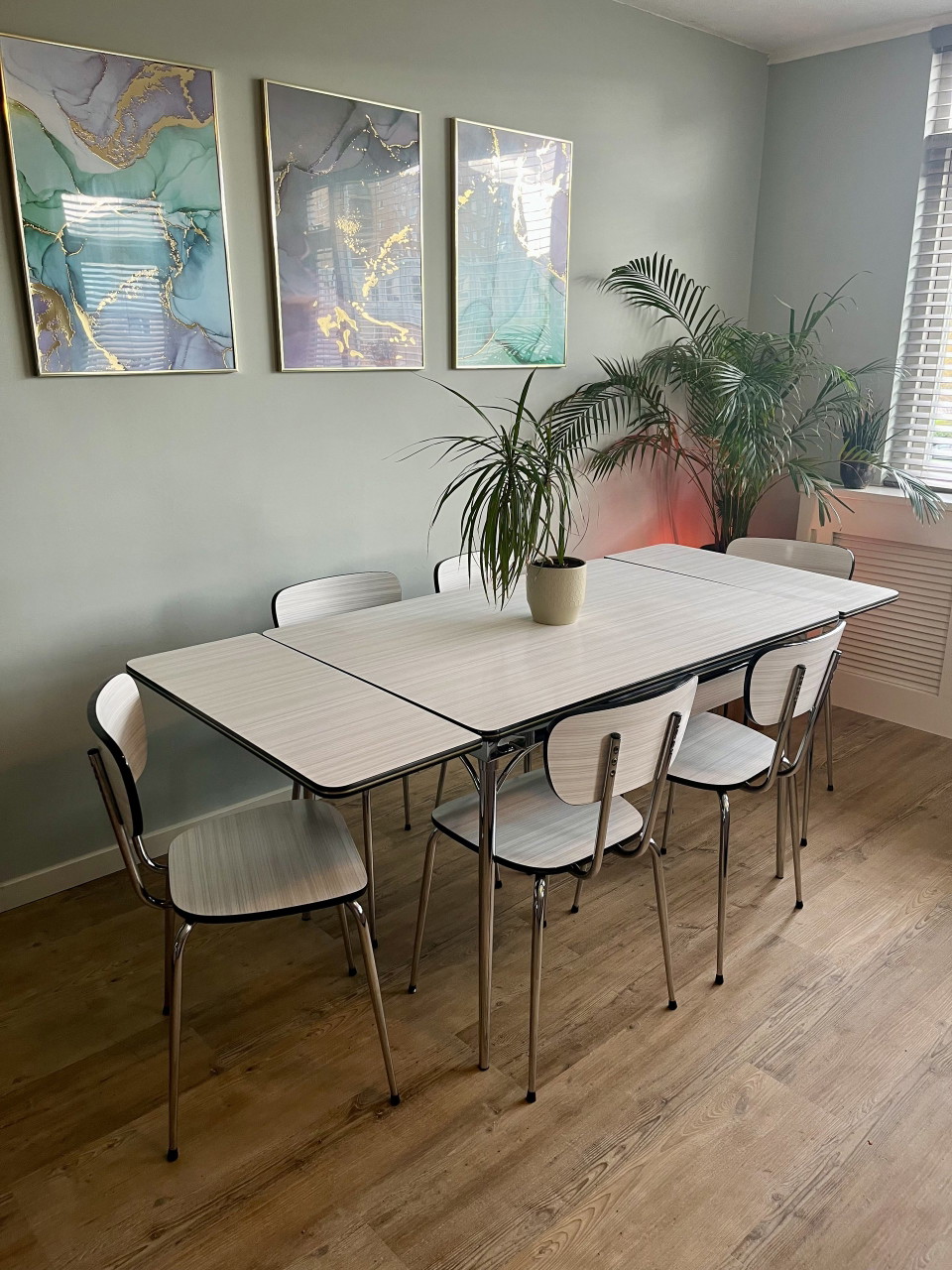 Vintage Formica tafel met 6 stoelen | €247 | Whoppah