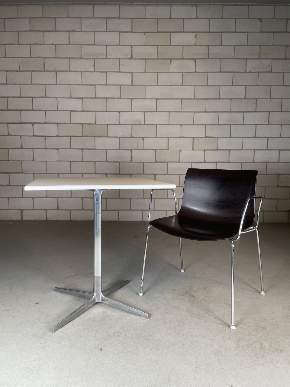 Arper Set Tafel Met 4X Catifa Chair | €725 | Whoppah