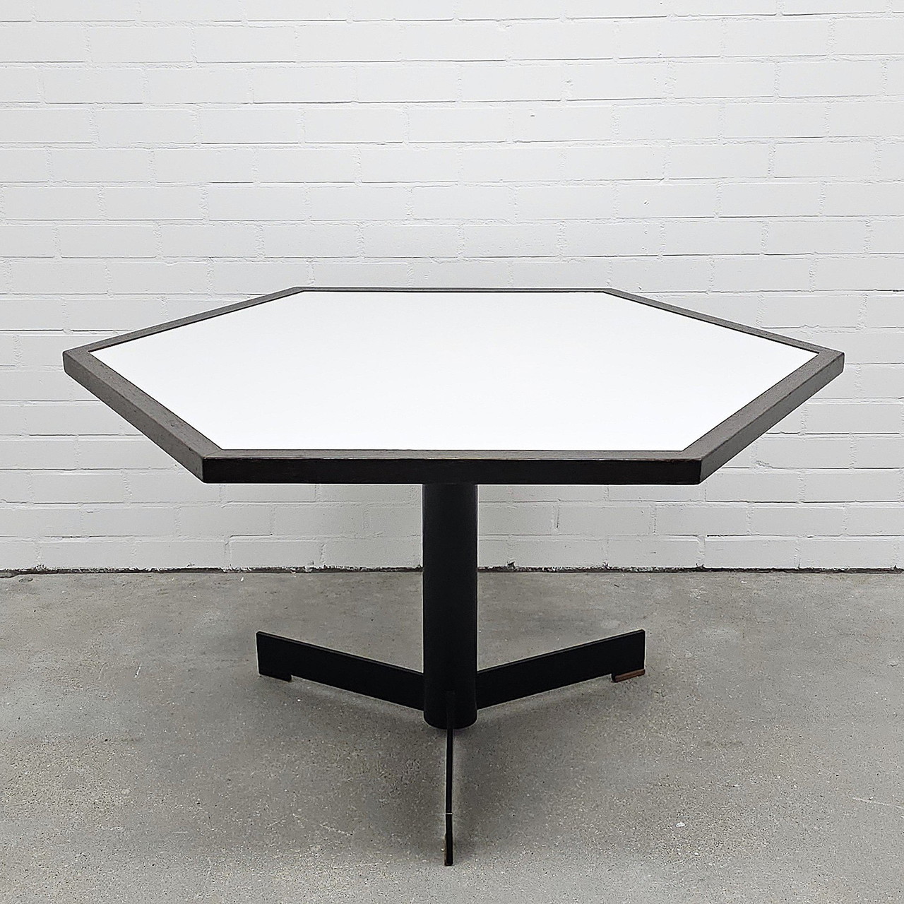 Vintage Hexagon Eettafel | €399 | Whoppah