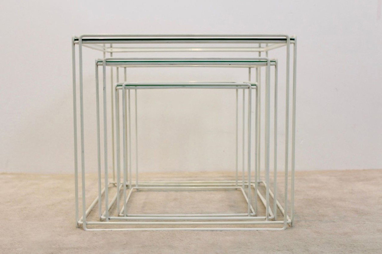 3x Isocele grafische Tafels | €805 | Whoppah