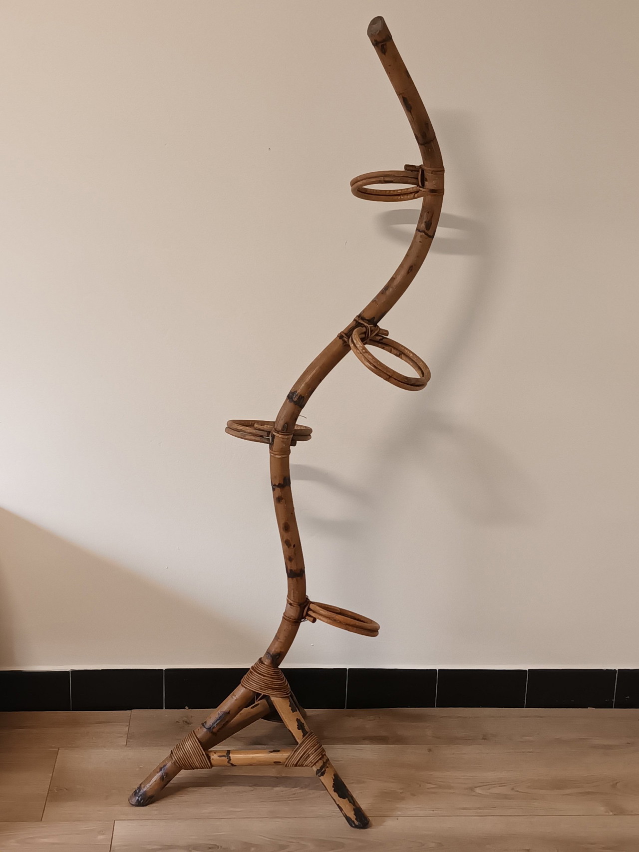 Rotan Plantenstandaard Slang | €95 | Whoppah