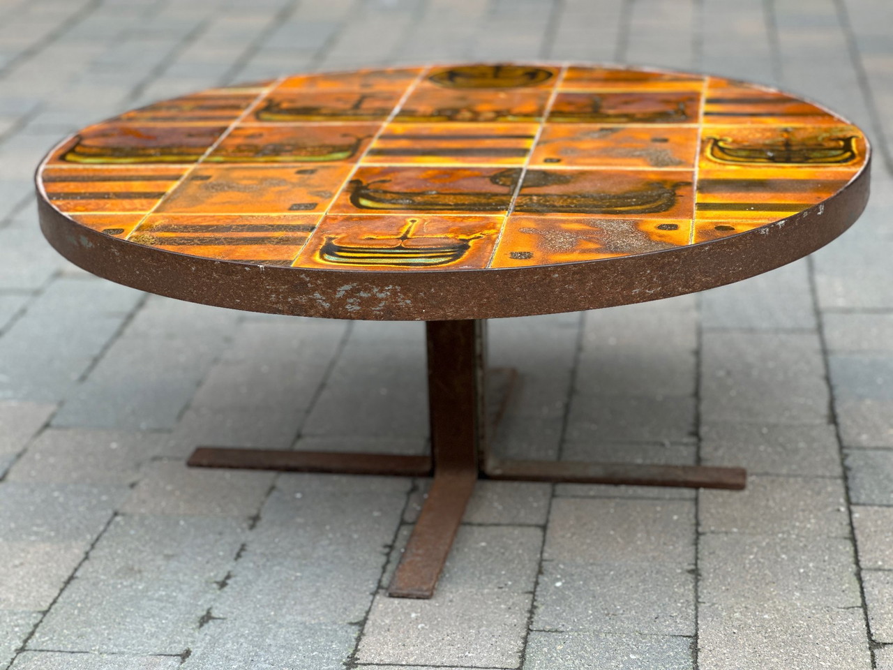 Viking tafel met keramische tegels | €300 | Whoppah