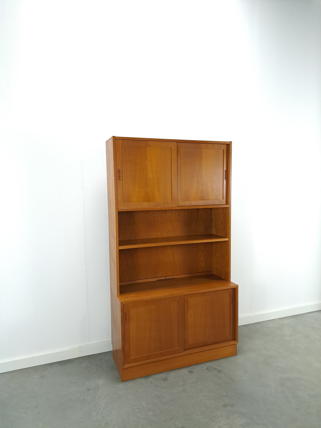 Deens vintage design teak kast Poul Hundevad met lade | €799 | Whoppah