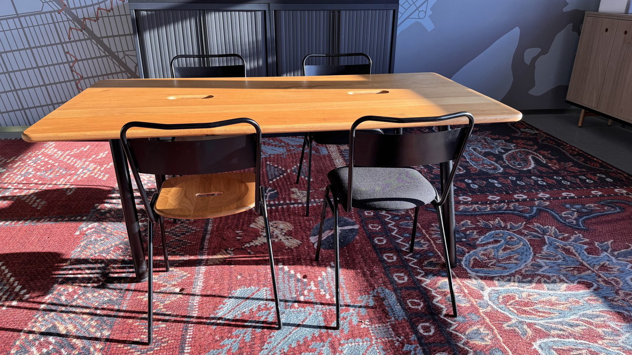 Complete Set – Large Working Table Met 4 Working Chairs | €500 | Whoppah