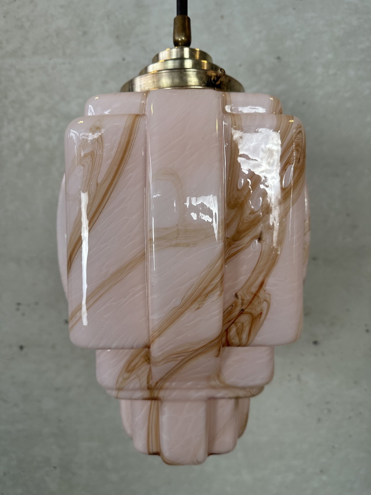 Art deco skyscraper - rosé opaline en messing | €280 | Whoppah