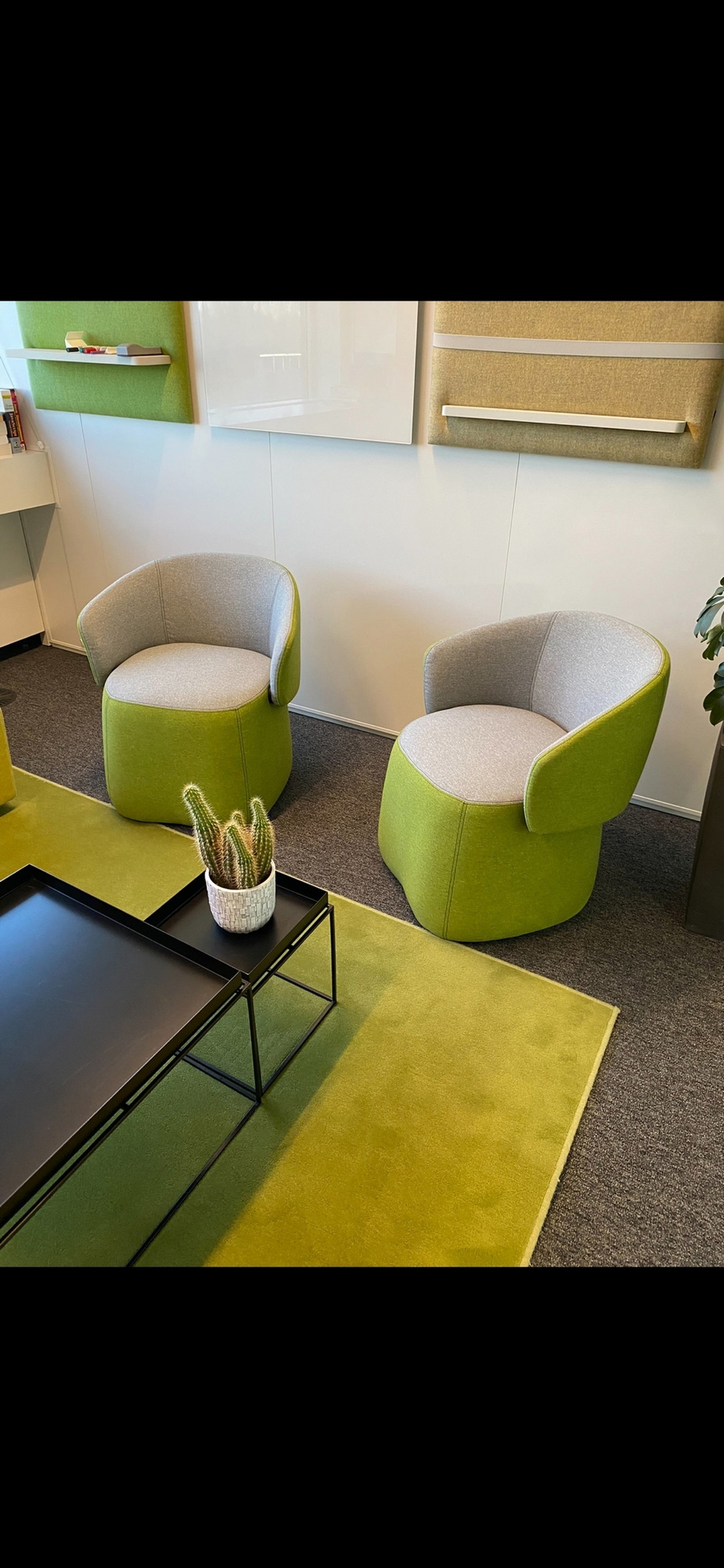 2x Haworth openest chick pouf | €750 | Whoppah