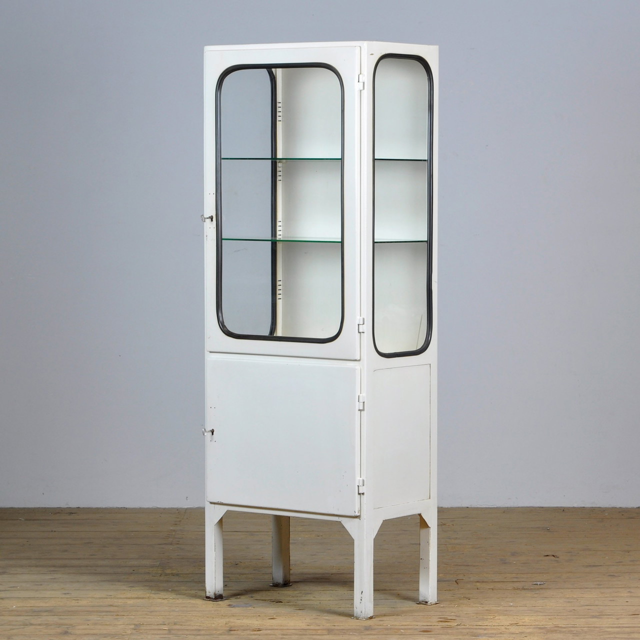 Vintage medische kast van IJzer en Glas | €795 | Whoppah