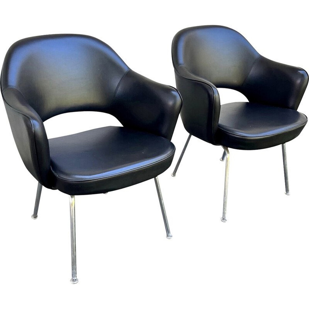 Paar vintage "Conference" fauteuils in zwart kunstleer en chroom van ...