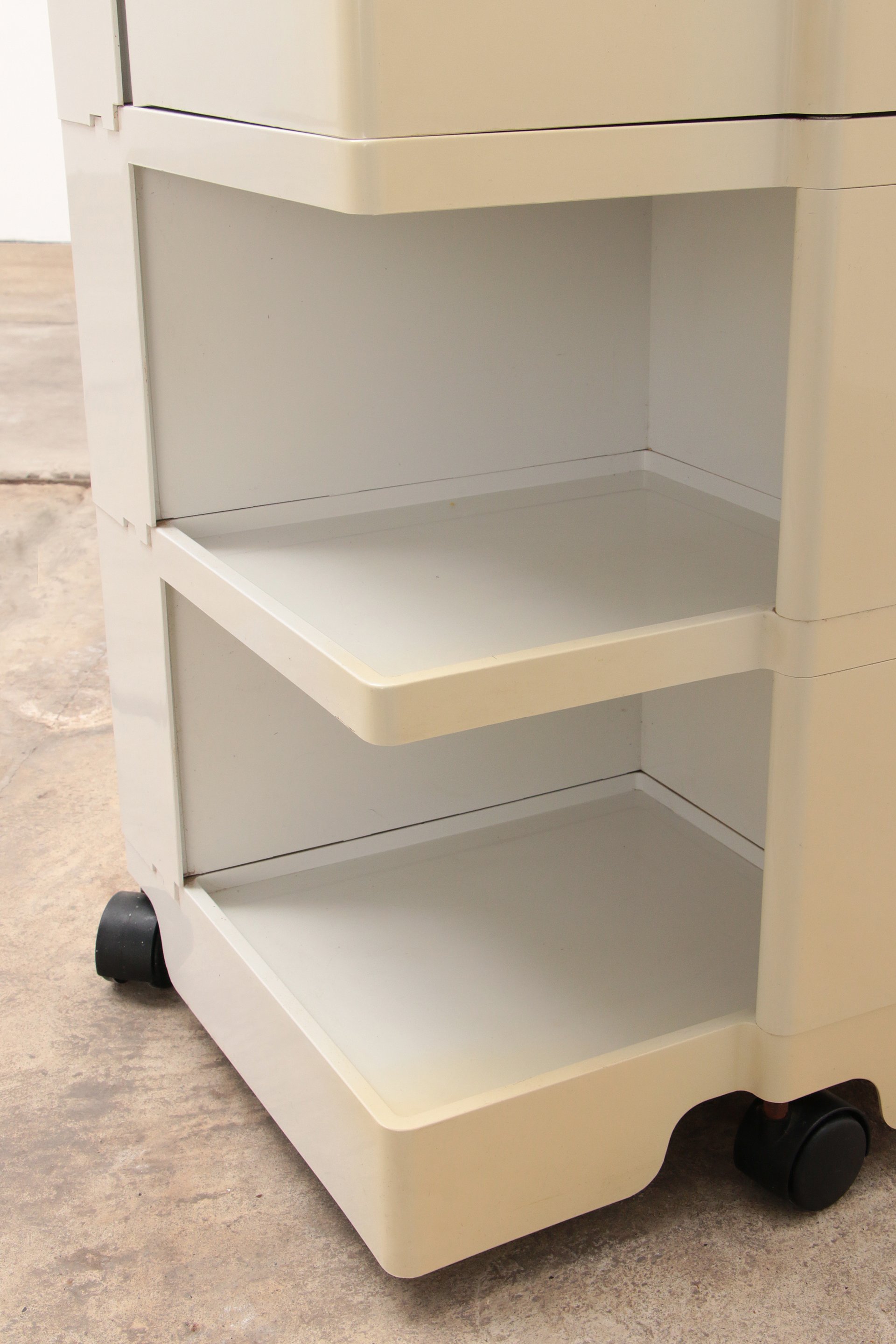 Space Age witte Joe Colombo 'Boby' storage trolley, 1970s | € 395 | Whoppah