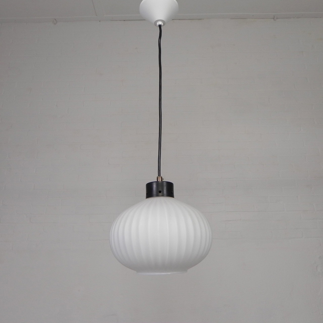 Vintage Hanglamp Met Witte Geribbelde Glazen Bol, Jaren 60 | €95 | Whoppah