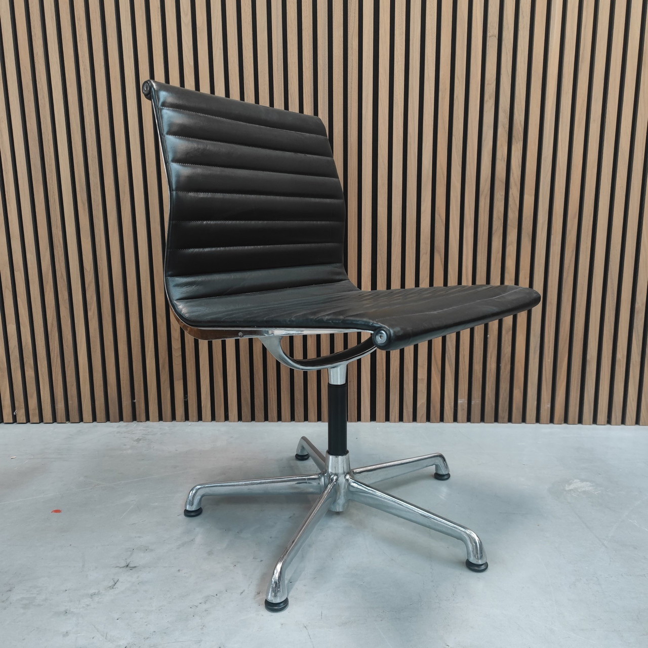 Vitra Ea105 | €2,700 | Whoppah