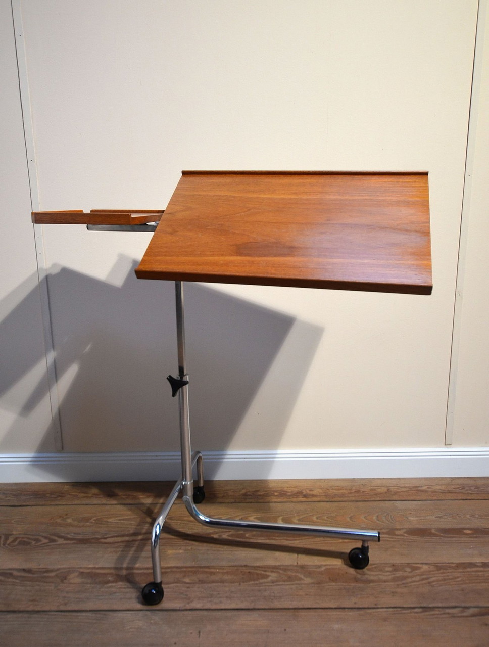 HMN Deense bijzettafel, verstelbaar leesblad in teak en chroom | €390 ...