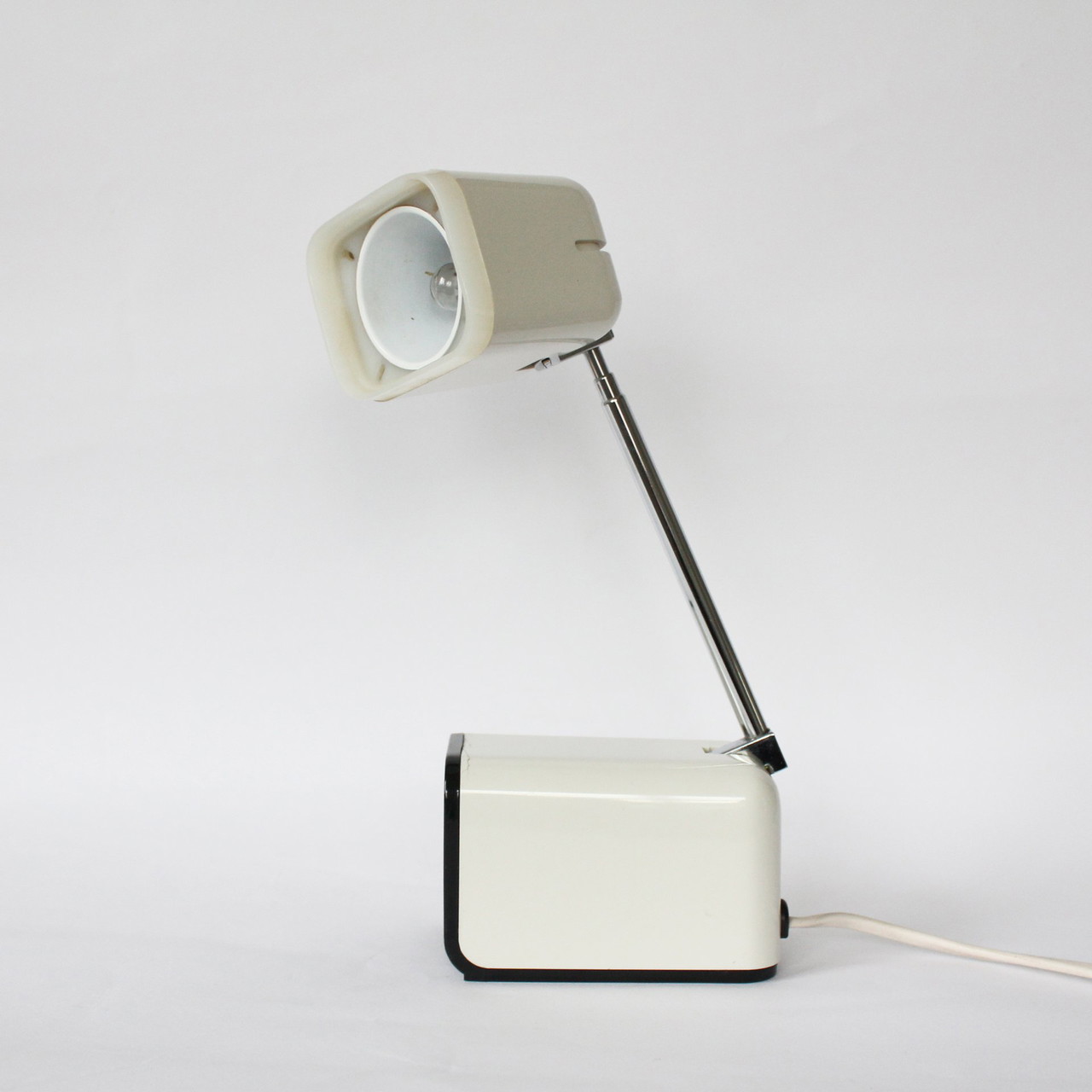 Bahag verstelbare tafellamp | €60 | Whoppah