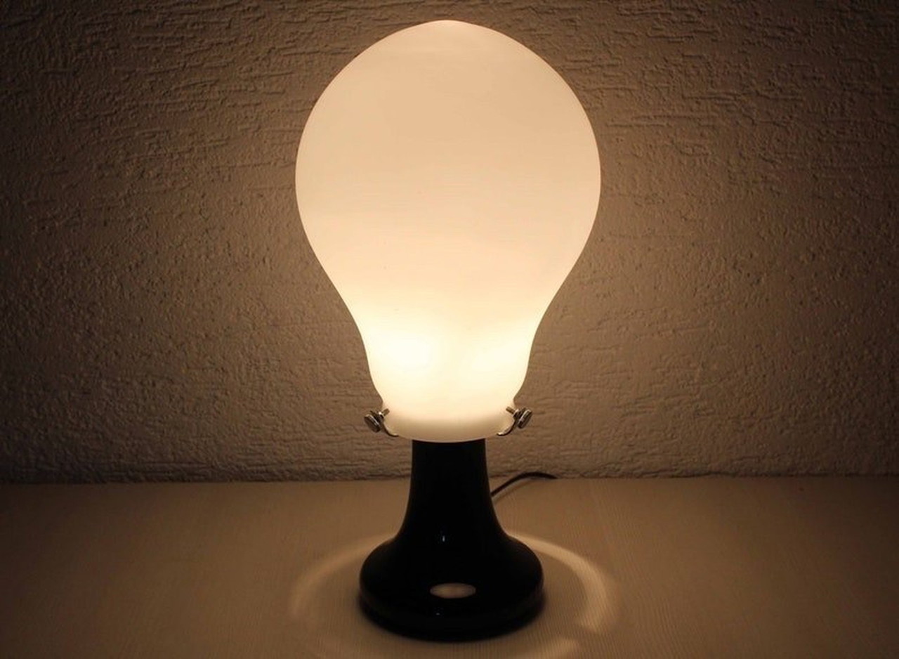Tafellamp in de vorm van een glazen bol | €250 | Whoppah