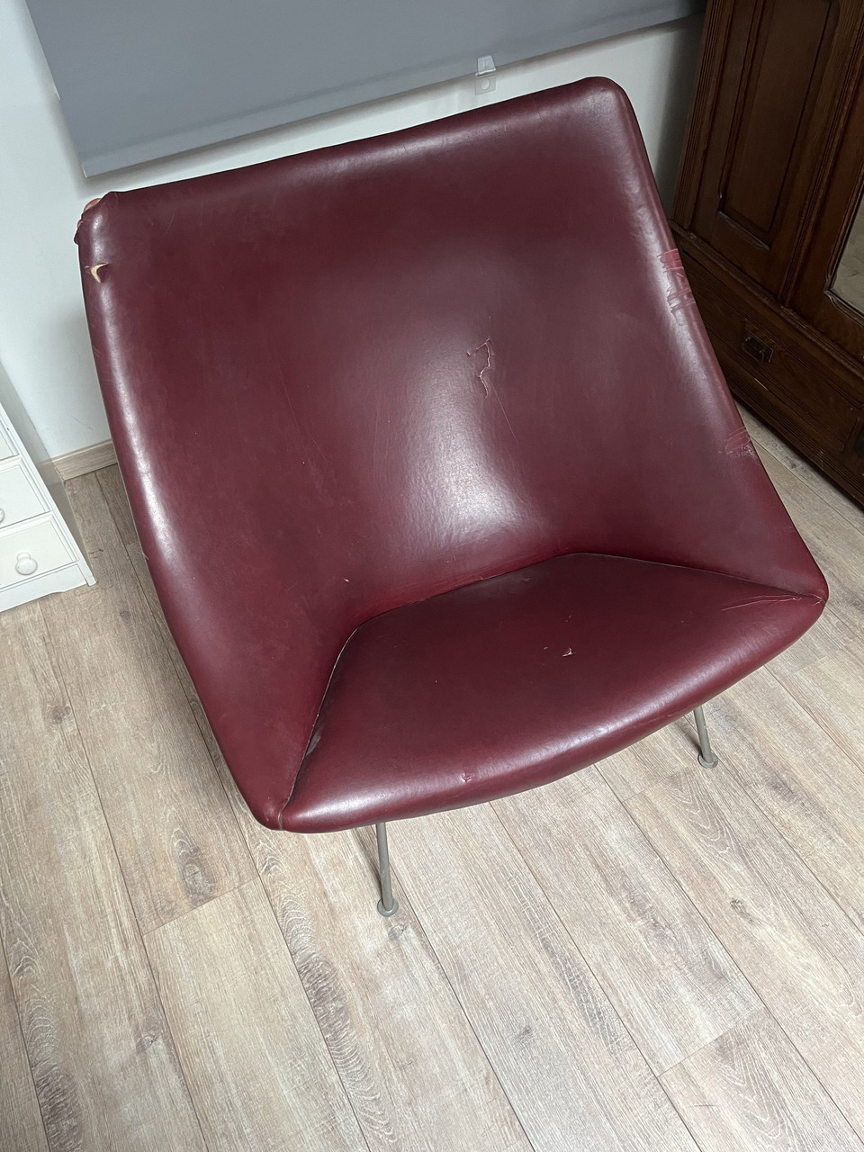 Artifort Oyster opknapper | €1,400 | Whoppah