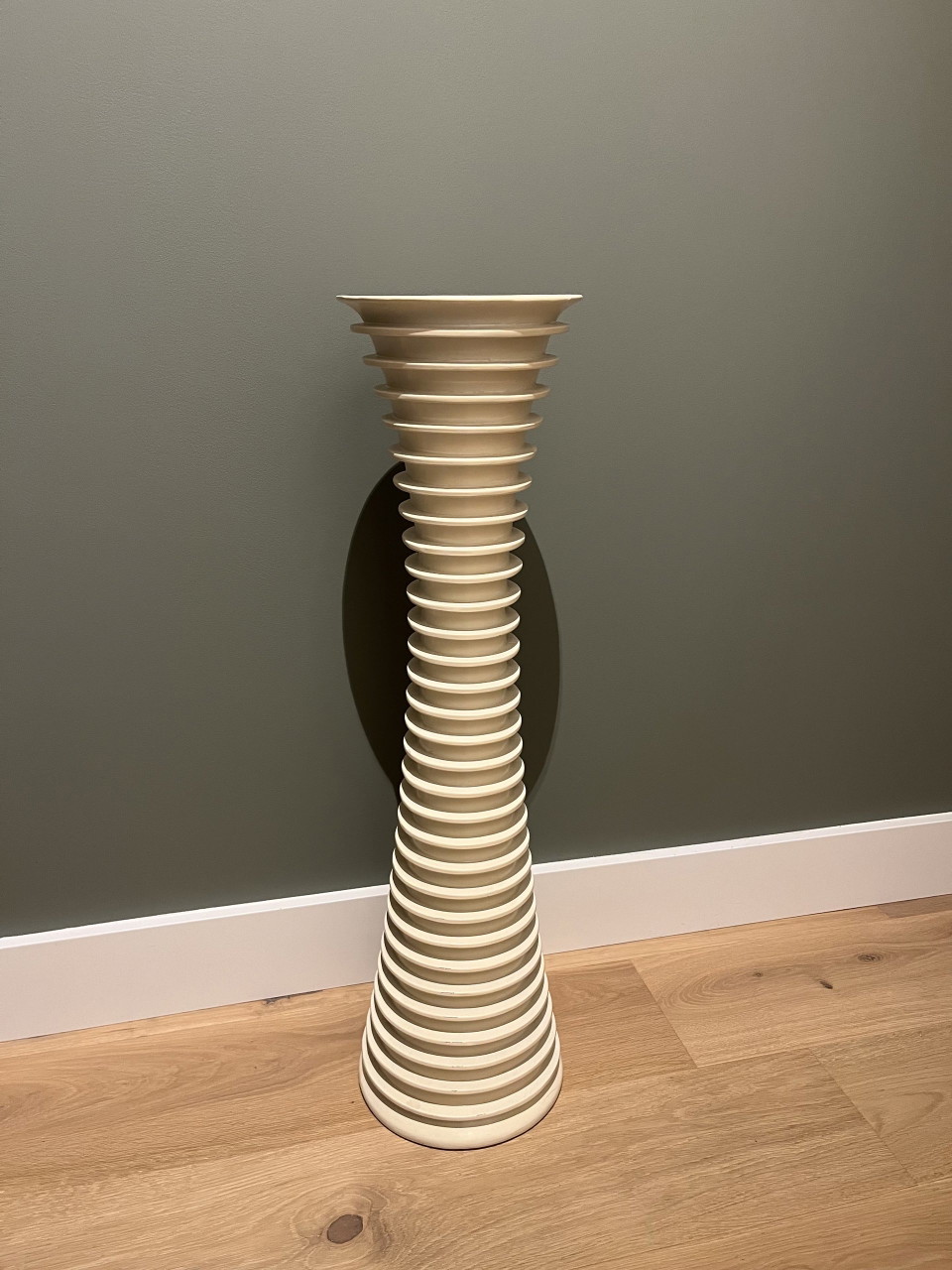 Moderne smalle vaas | €60 | Whoppah