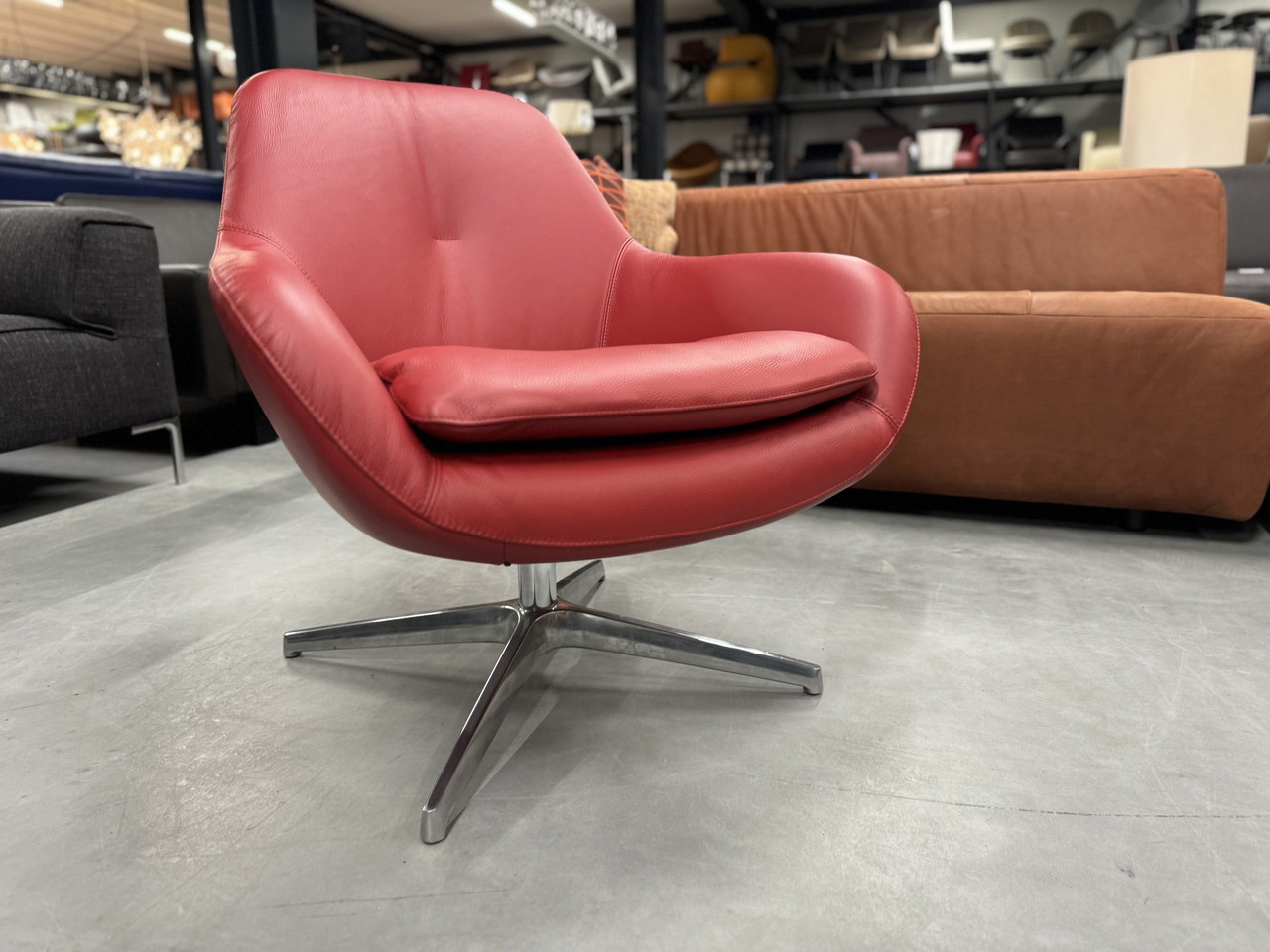 Leolux Pode Sparkle fauteuil rood leer | €1,299 | Whoppah