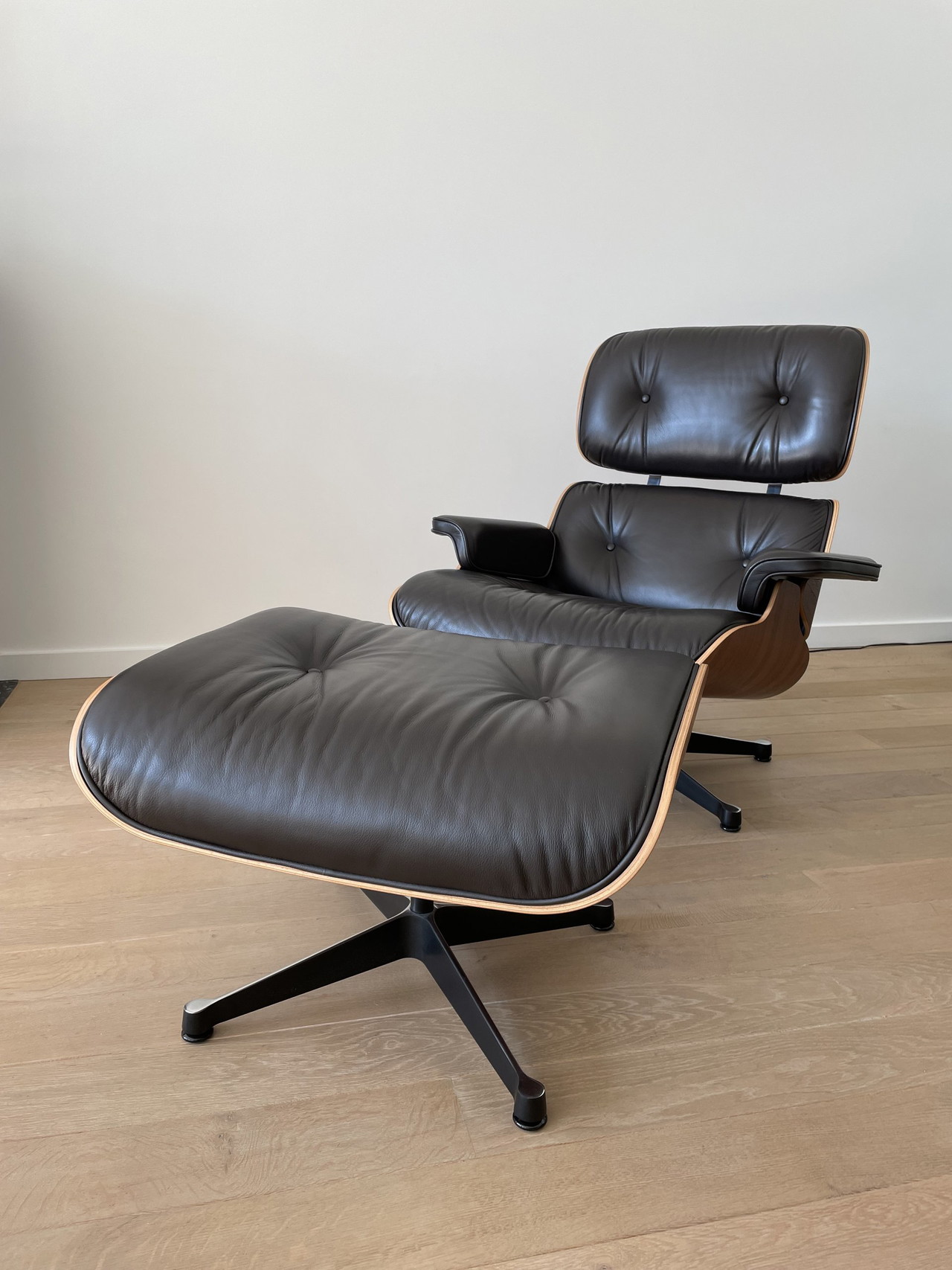 Lounge Chair Vitra Eames Lounge Chair & Ottoman XL, Nussbaum