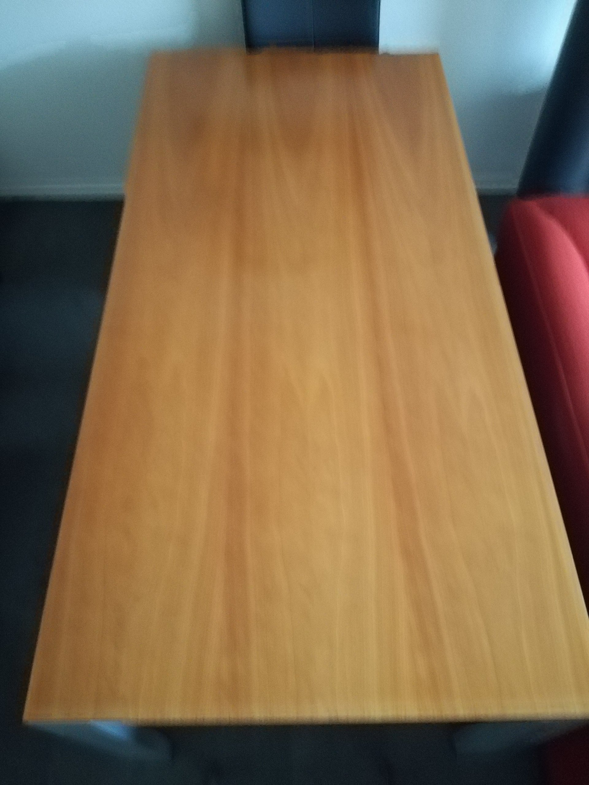 Eettafel van ARCO met perenhouten blad en aluminium onderstel. | € 80 ...