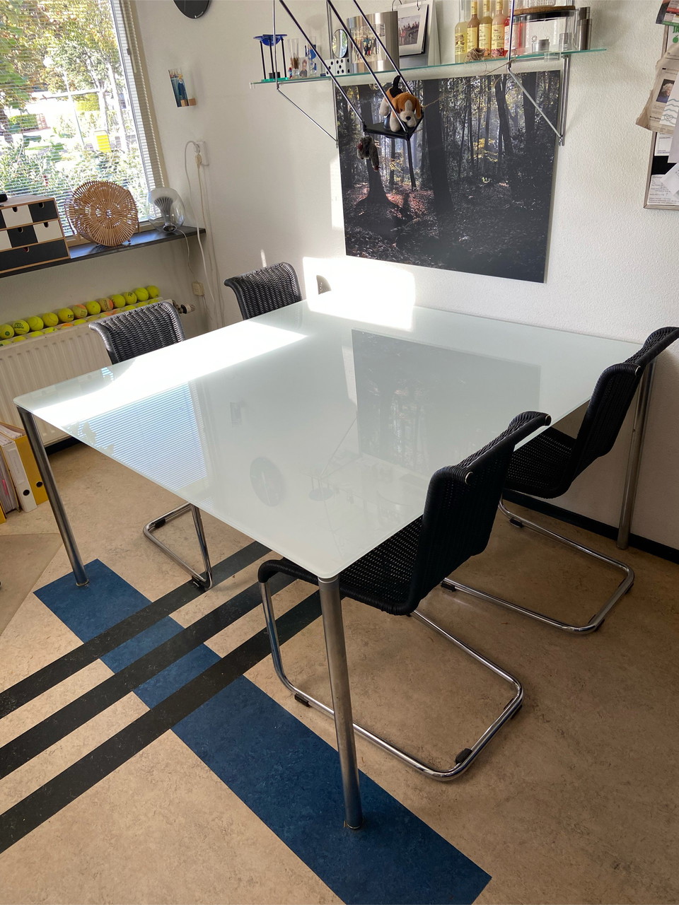 Fritz Hansen glazen eettafel met verchroomde tafelpoten | €500 | Whoppah