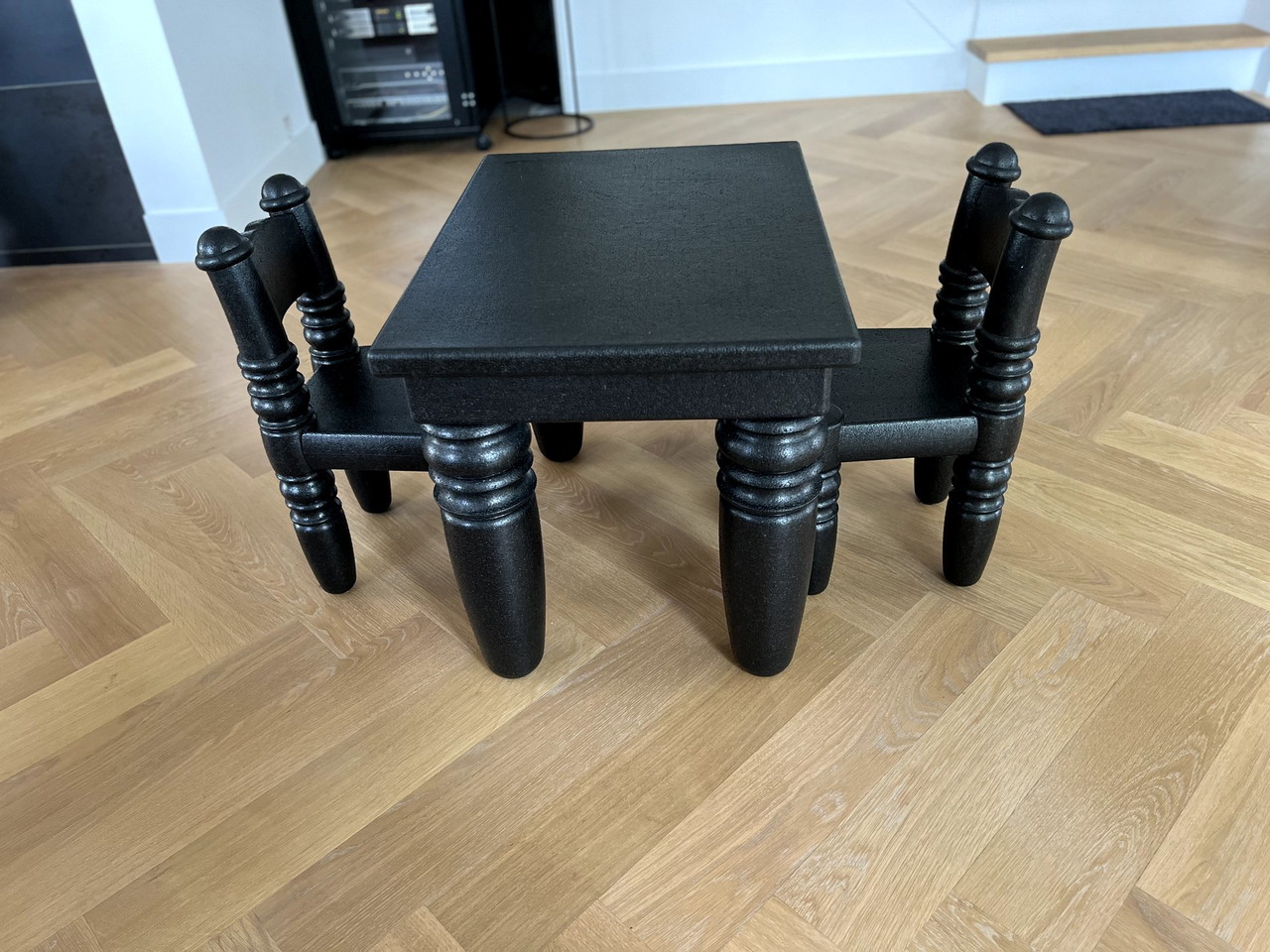 Moooi by Marcel Wanders Parent tabel + chairs | €399 | Whoppah