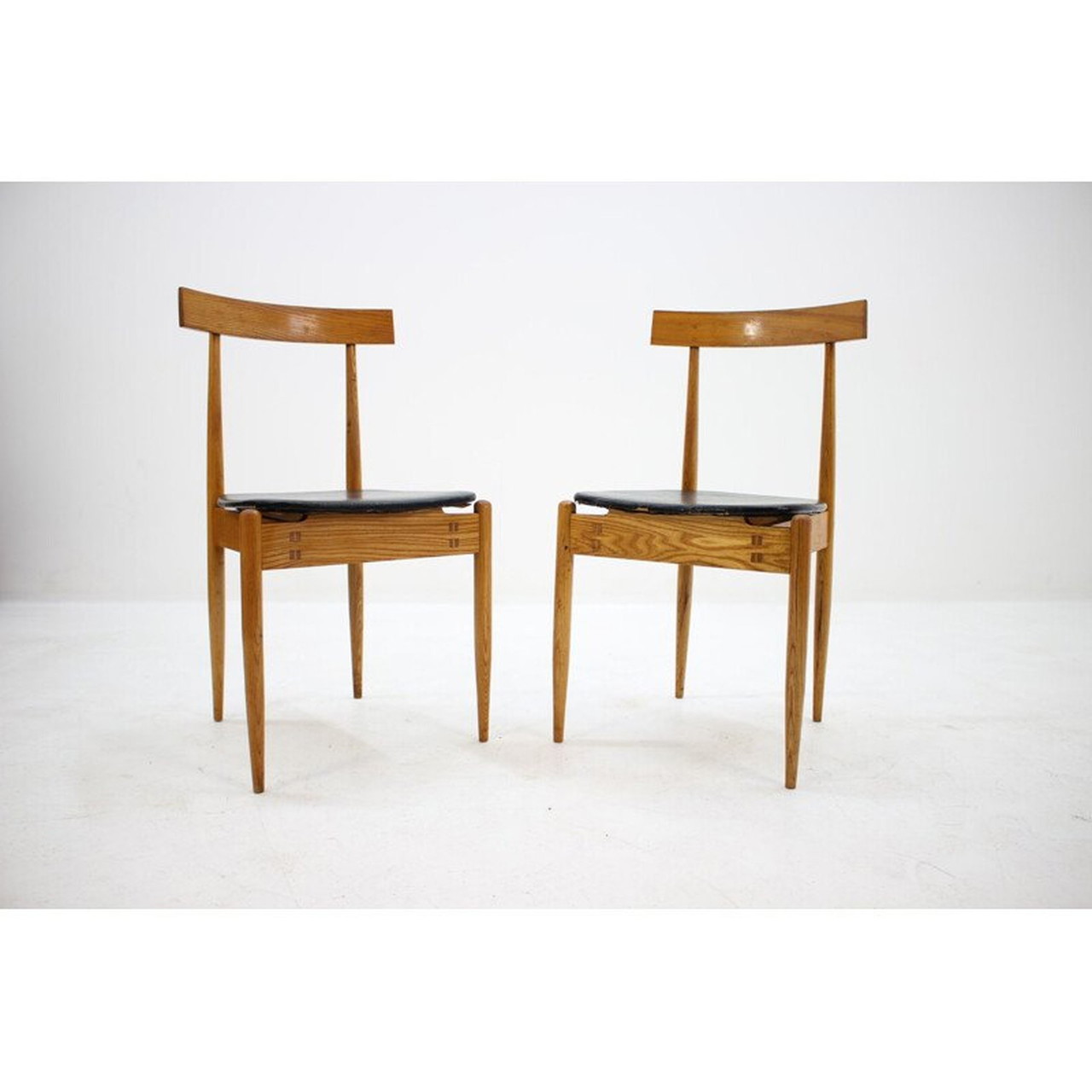 Pair of dining chairs Alan Fuchs ULUV | €790 | Whoppah