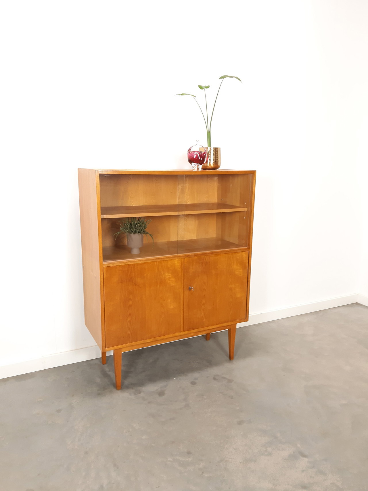 Vintage design display cabinet Hellerau | €545 | Whoppah