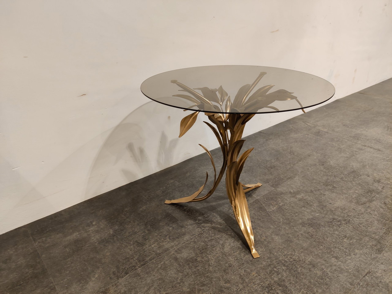 Vintage metal flower side table, italy 1970s | €595 | Whoppah