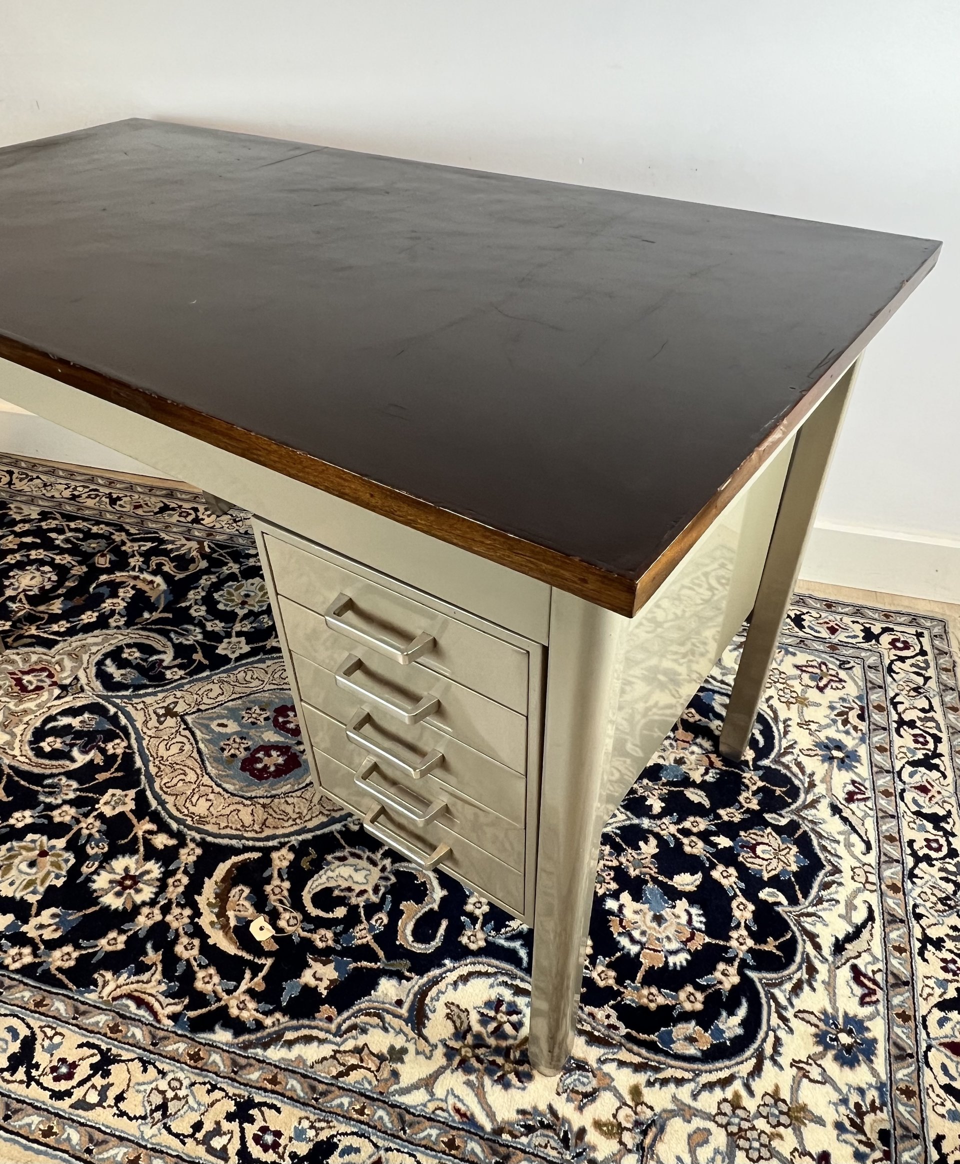 Vintage Industrieel metal desk | € 440 | Whoppah