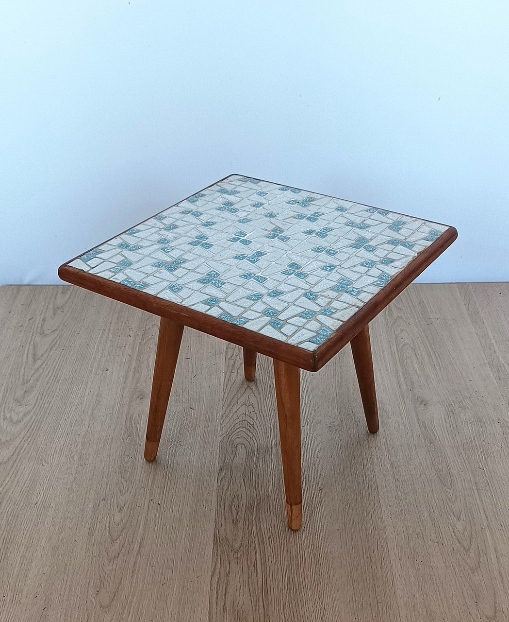 Mesa auxiliar de los años cincuenta con tablero de cerámica | €109 ...