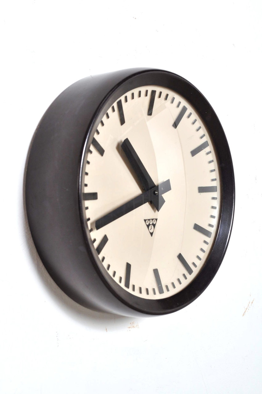 Vintage bakelite clock pragotron 1960s | €195 | Whoppah