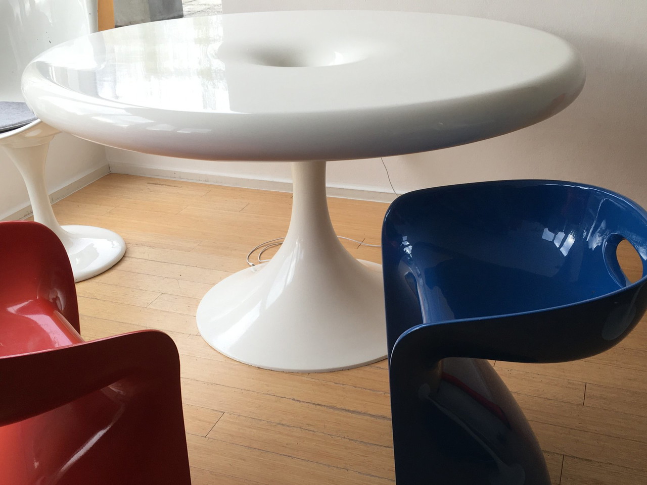 Eero Aarnio Kantarelli Dining table | €2,900 | Whoppah