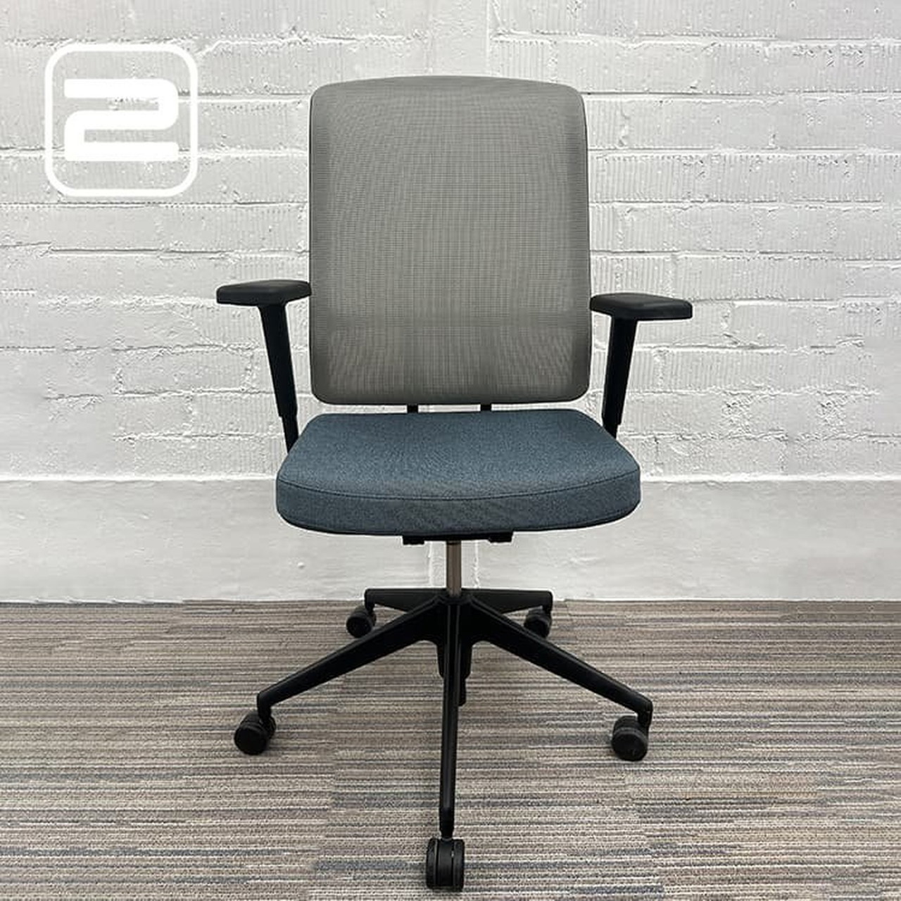 Vitra AM Chair | €300 | Whoppah