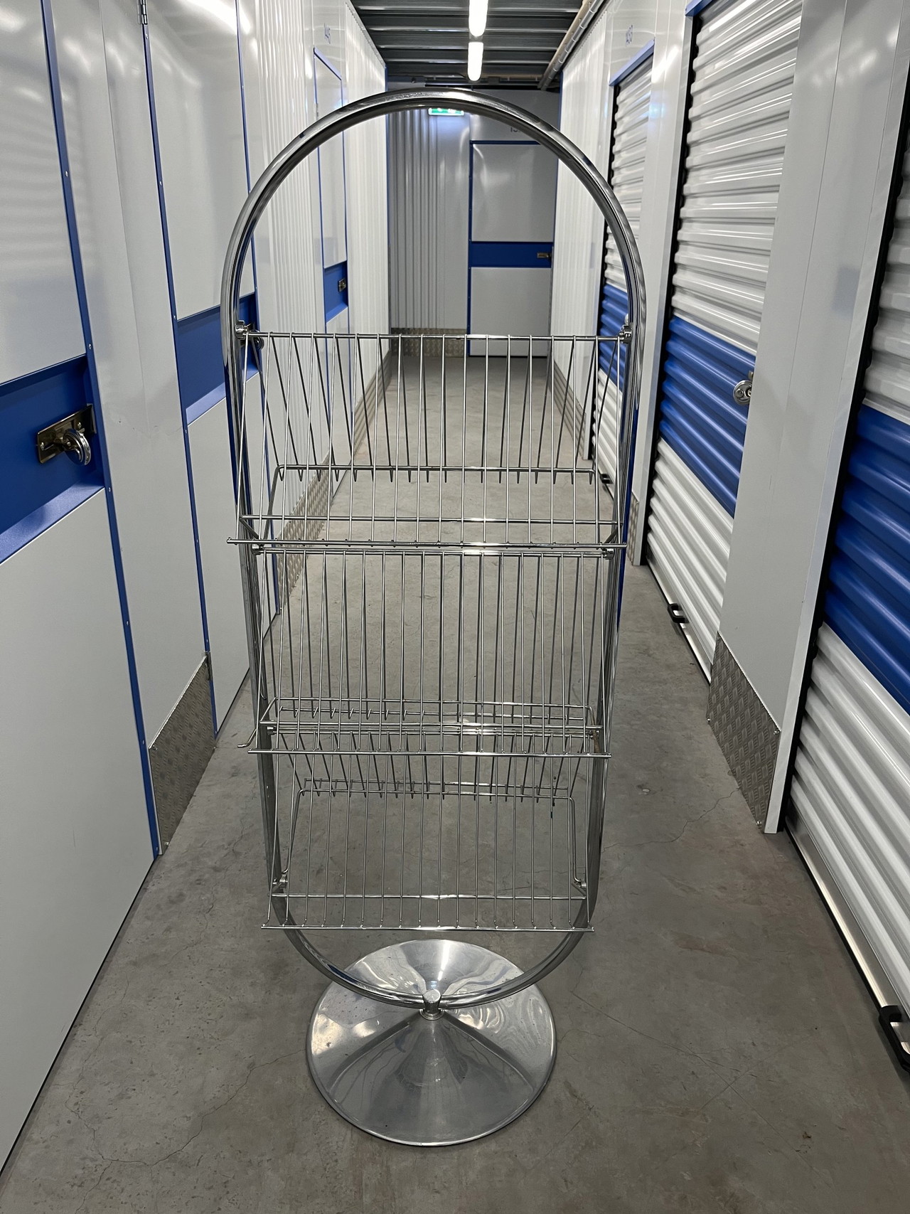 Fritz Hansen magazine rack | €1,250 | Whoppah
