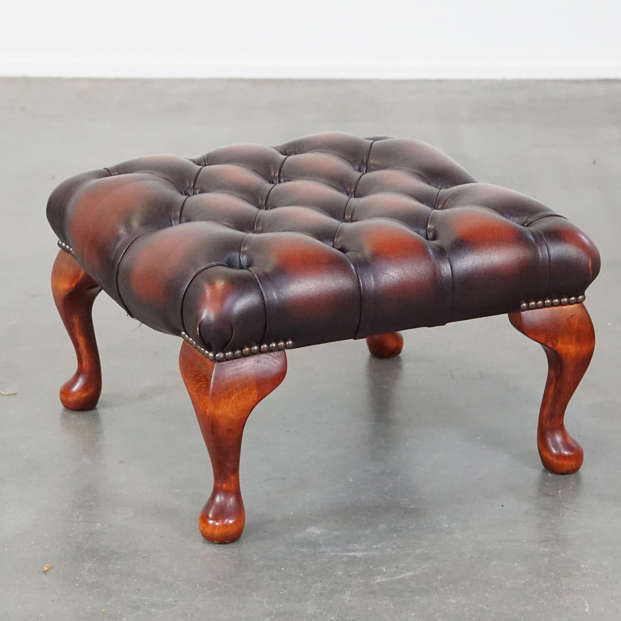 Beef Leather Square Chesterfield Hocker | €405 | Whoppah