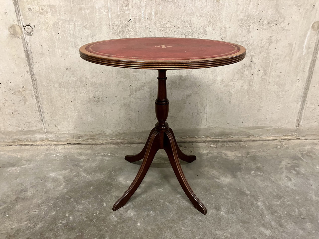 Vintage oval wooden side table | €220 | Whoppah