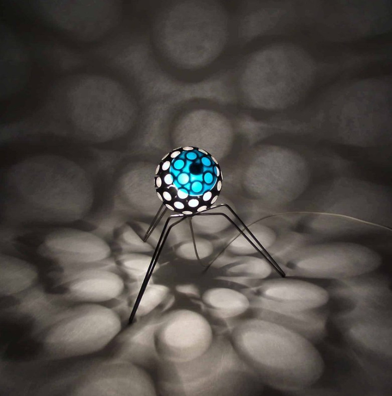 Stefan Traloc, Indoor Virus Light Tribond Small | €522 | Whoppah