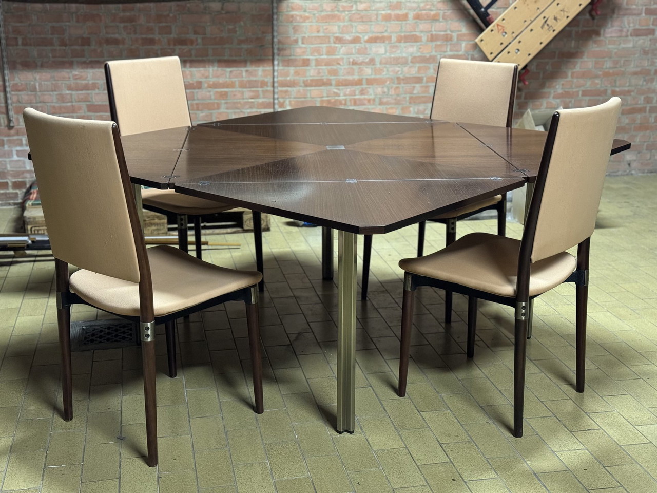 Tecno Milano T92 extendable dining table and chairs by Eugenio Gerli ...