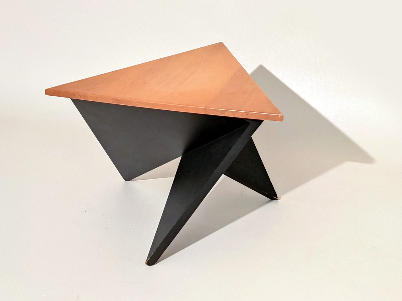 side table triangular post modern | €120 | Whoppah