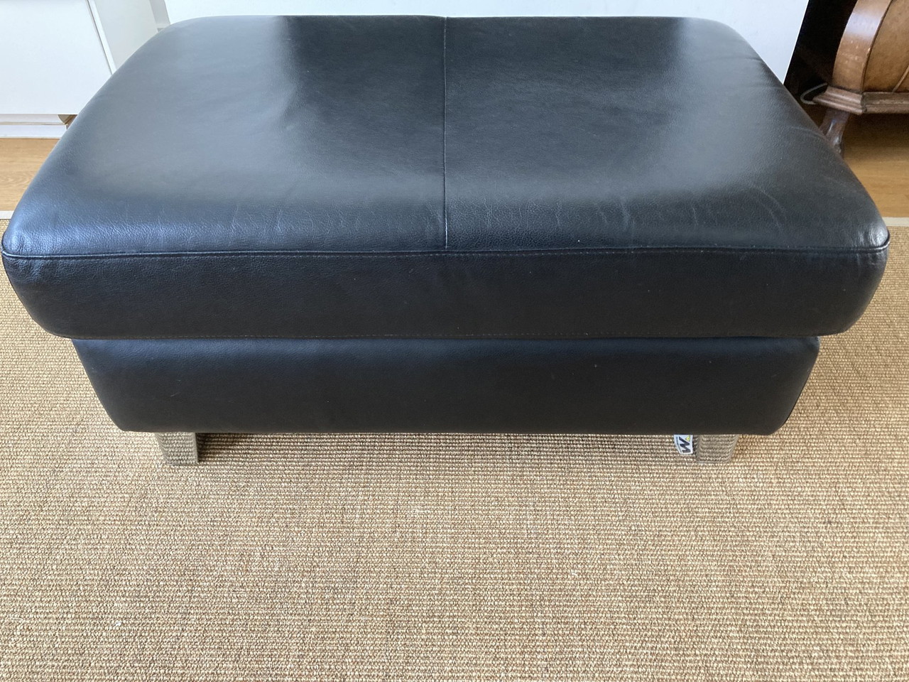 Montel black leather hocker | €120 | Whoppah