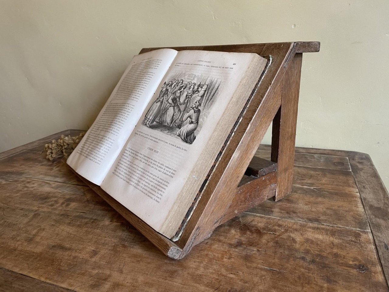 Vintage Book Stand French | €145 | Whoppah