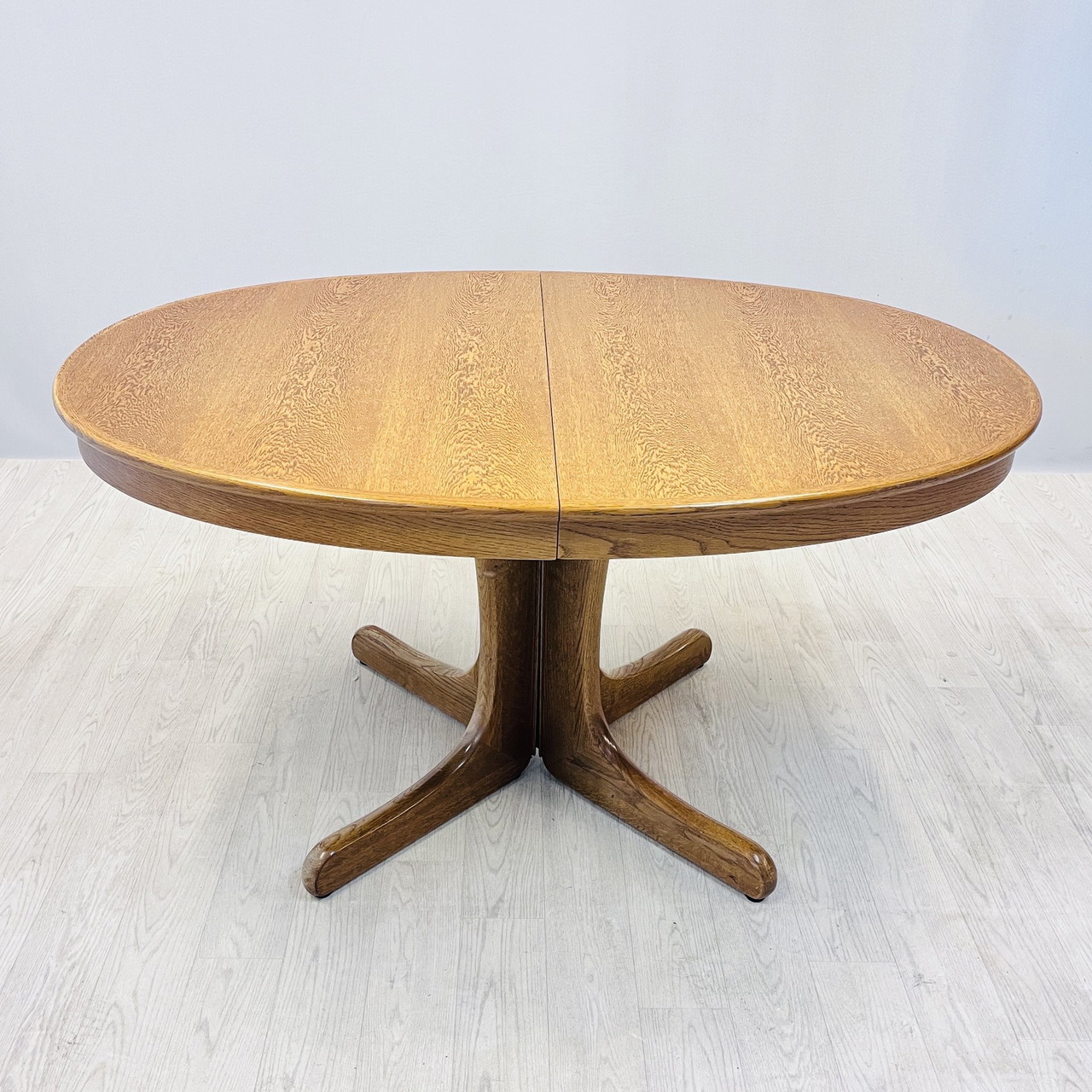 Elliptical dining table | €295 | Whoppah