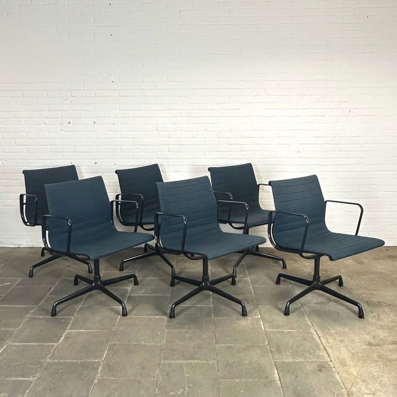 Vitra EA 104 Design Chair - Swivel, Dark Blue and Iconic (Special ...