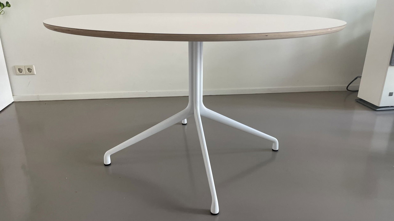 HAY Dining table round white | €550 | Whoppah